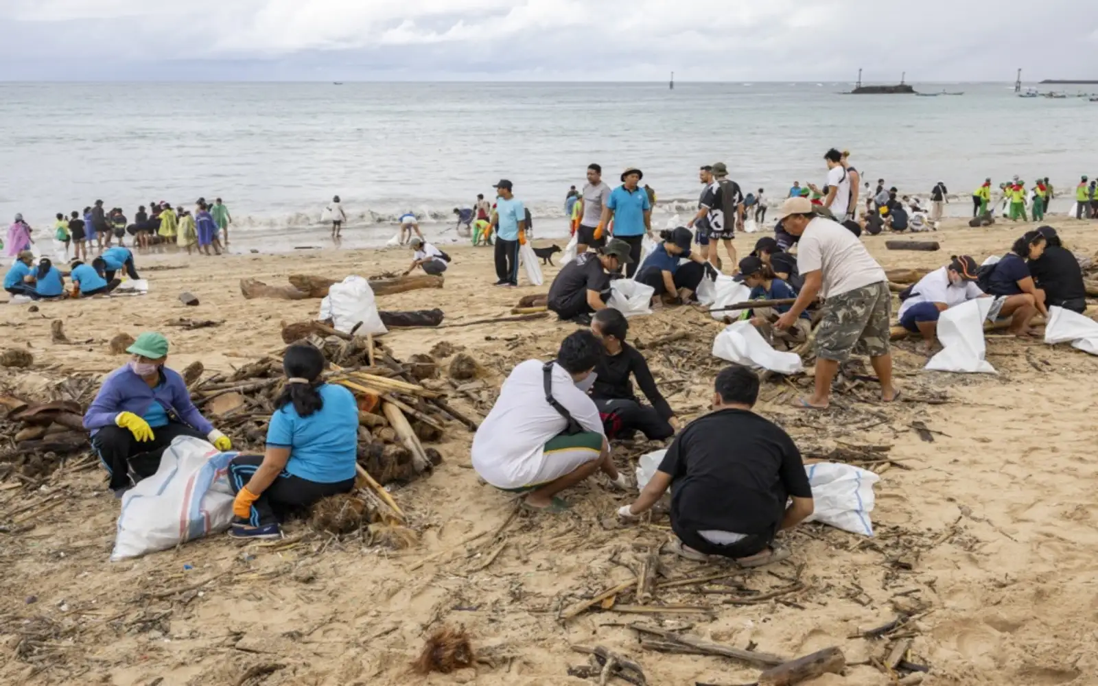 Volunteers clean up Bali’s beach from worst monsoon-driven trash - SEA ...